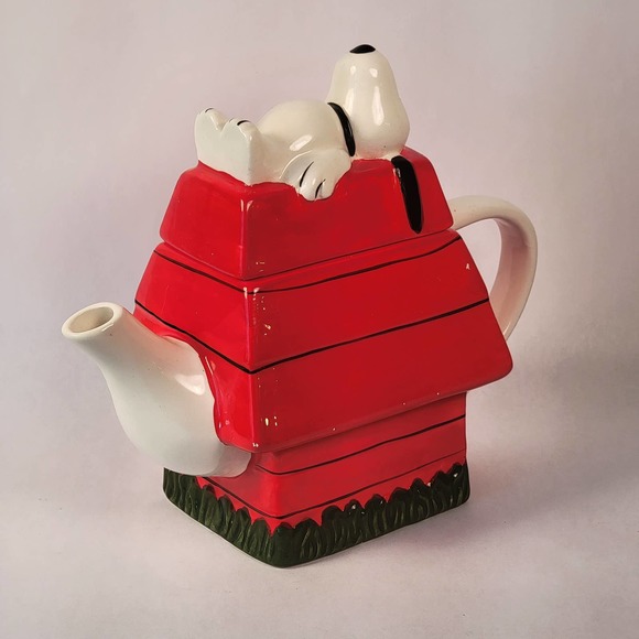 Peanuts | Kitchen | Vintage Peanuts Snoopy On Dog House Ceramic Teapot ...